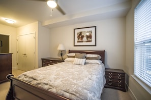 Apartamento luxo, 1 cama Queen, acessível | 1 quarto, ferros/tábuas de passar roupa, Wi-Fi de cortesia