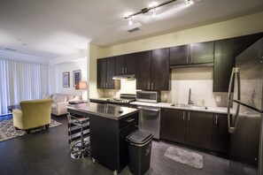 Apartamento luxo, 1 cama Queen, acessível | Cozinha privada | Geladeira, micro-ondas, fogão, cooktop