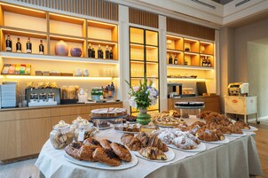 Café da manhã continental todos os dias mediante uma taxa