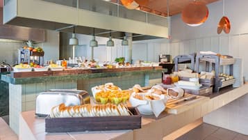 Café da manhã com buffet grátis todos os dias