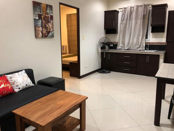 Quarto luxo, 1 cama Queen | Área de estar | TV de tela plana