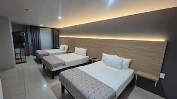 Family Room | Cortinas/cortinados opacos, ferro/tábua de engomar, Wi-fi grátis