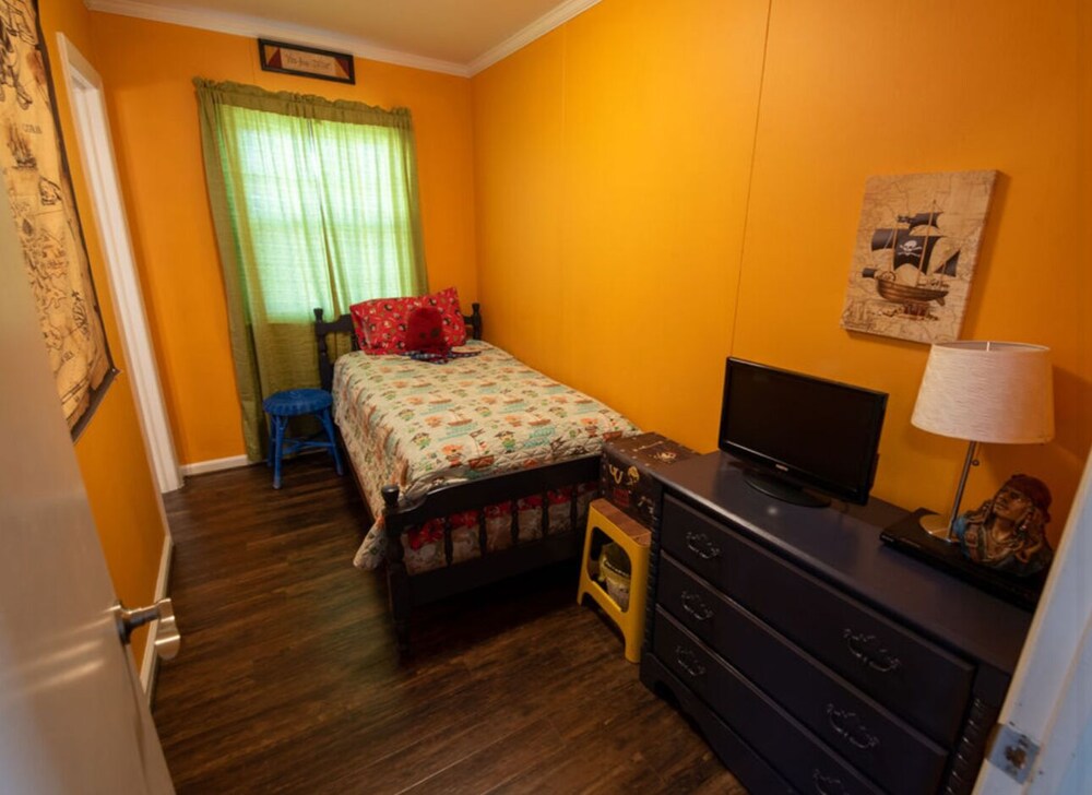 Adorable Oceanfront Cottage. Plan Your Trip To Paradise Island Today! - Carolina Beach, NC