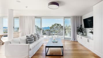 Penthouse Clássica, banheira, vista para a baía | Sala de estar | Smart TV