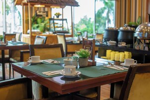 Café da manhã, almoço e jantar; local e internacional 