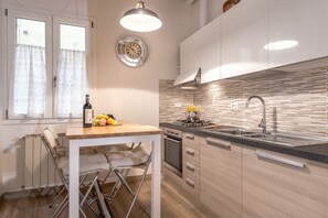 Apartamento Comfort, 1 quarto, não fumadores | Kitchenette privada | Um frigorífico/congelador grande, um micro-ondas, um forno 