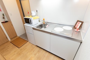 Apartamento (301) | Cozinha privada | Um frigorífico, um micro-ondas, uma placa de cozinha 