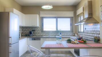 Villa Panorâmica, vista para o mar | Cozinha privada | Uma máquina de café expresso, uma cafeteira/bule