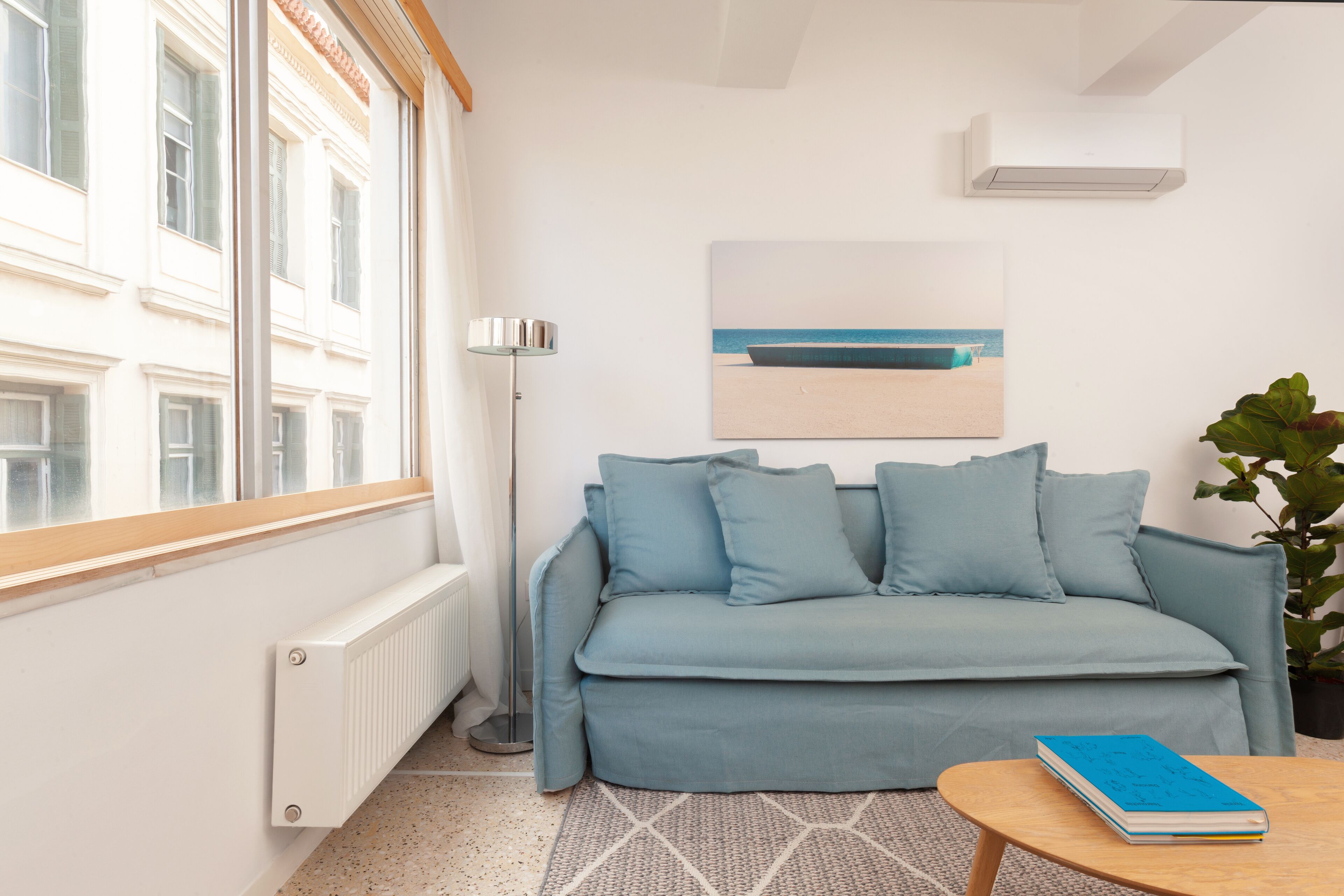 Suíte, 1 quarto (A2 / B2) | Área de estar | Smart TV, livros, aparelho de som