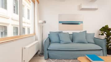 Suíte, 1 quarto (A2 / B2) | Área de estar | Smart TV, livros, aparelho de som