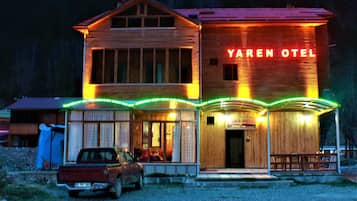 Fachada da propriedade à noite