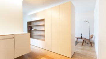 Apartamento, varanda, vista para o jardim (204) | Roupa de alta qualidade, cofre no quarto, secretária 