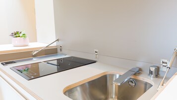 Um frigorífico/congelador grande, um micro-ondas, um forno 