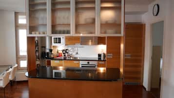 Apartamento de Luxo, 2 quartos, sauna, Vista para a cidade | Sala | Smart TV
