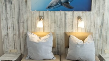 Secretária, cortinas/cortinados opacos, berços/camas para crianças