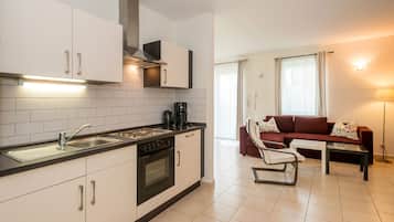 Apartamento, acessível, terraço | Secretária, cortinas/cortinados opacos, berços/camas para crianças