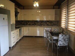 Apartamento, 3 quartos | Kitchenette privada | Um frigorífico, um micro-ondas, um forno, uma placa de cozinha