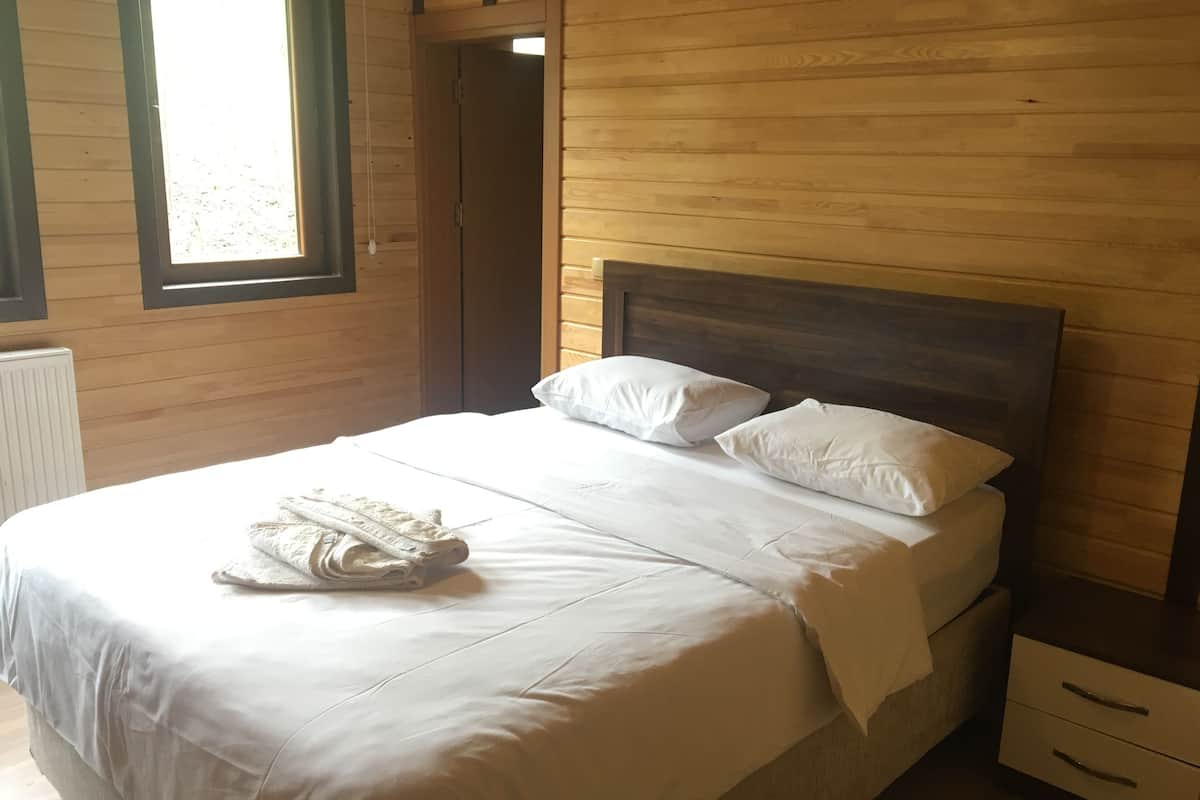 Cofres nos quartos, ferros/tábuas de passar roupa, berços grátis