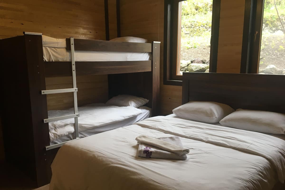 Apartamento, 3 quartos | Cofres nos quartos, ferros/tábuas de passar roupa, berços grátis