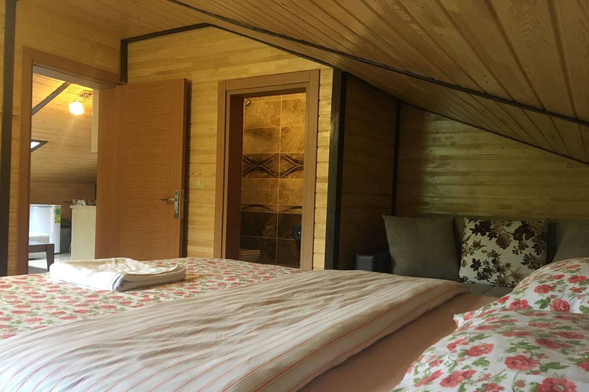 Cofres nos quartos, ferros/tábuas de passar roupa, berços grátis