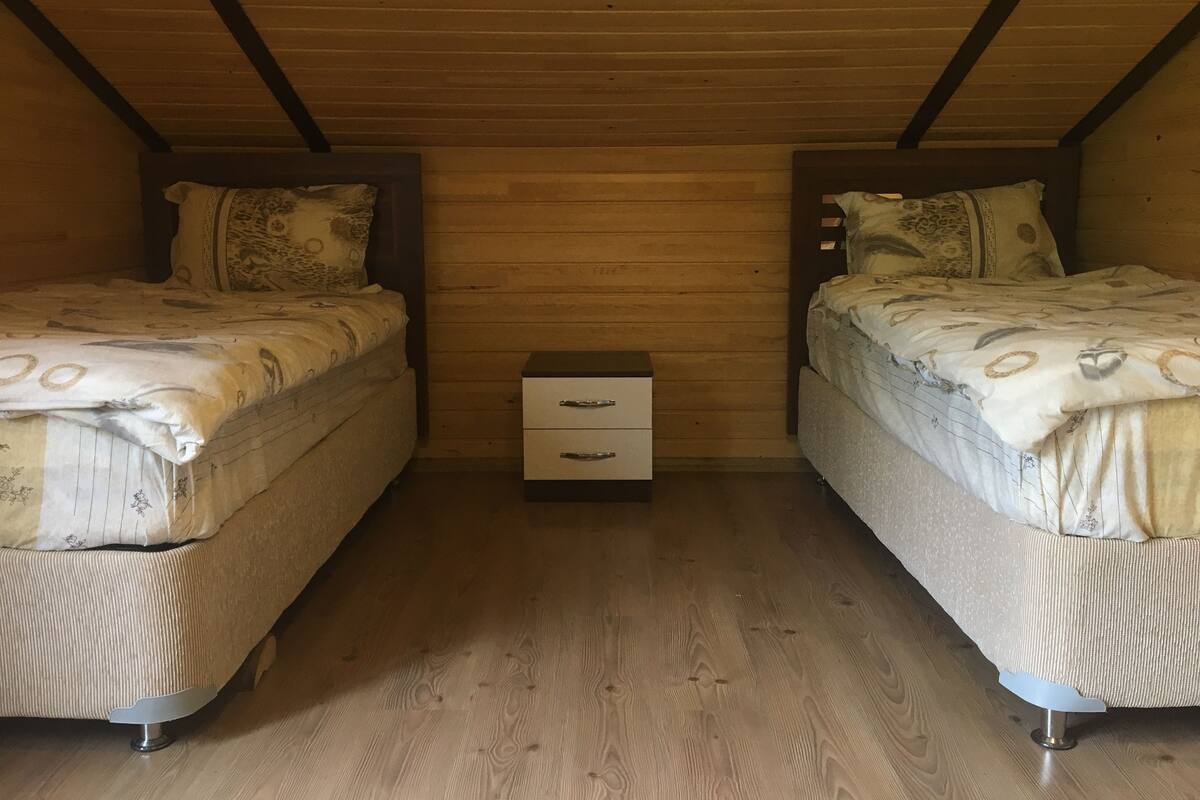 Cofres nos quartos, ferros/tábuas de passar roupa, berços grátis