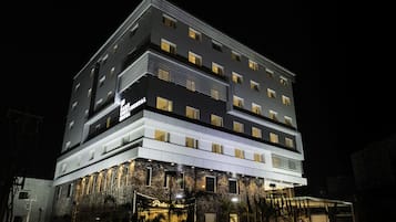 Fachada da propriedade à noite