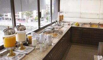 Café da manhã com buffet grátis todos os dias