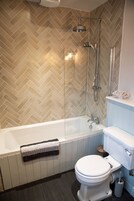 Quarto casal luxo, 1 cama King, banheiro privativo | Banheiro | Produtos de toalete grátis, secador de cabelo, toalhas de banho 