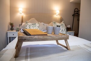 Quarto Duplo Tradicional, 1 cama king-size, casa de banho anexa | Secretária, ferro/tábua de engomar, Wi-fi grátis
