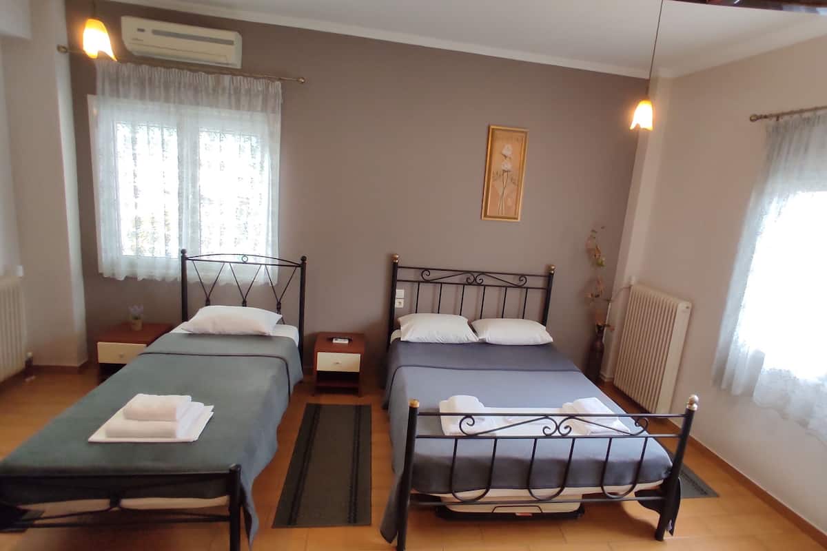 Quarto casal básico | Wi-Fi de cortesia, roupa de cama