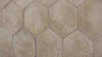 Um close-up de azulejos hexagonais com padrão uniforme.