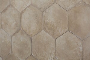 Um close-up de azulejos hexagonais com padrão uniforme.