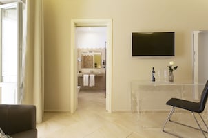 Quarto casal superior | Cofres nos quartos, cortinas blackout, quartos à prova de som
