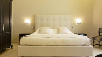 Quarto casal superior | Cofres nos quartos, cortinas blackout, quartos à prova de som