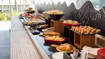 Pequeno-almoço continental diário (45 BRL por pessoa)