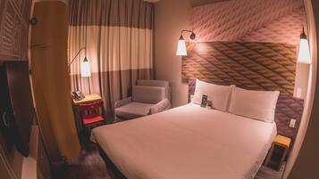 Quarto Standard, várias camas | Cofre no quarto, secretária, cortinas/cortinados opacos