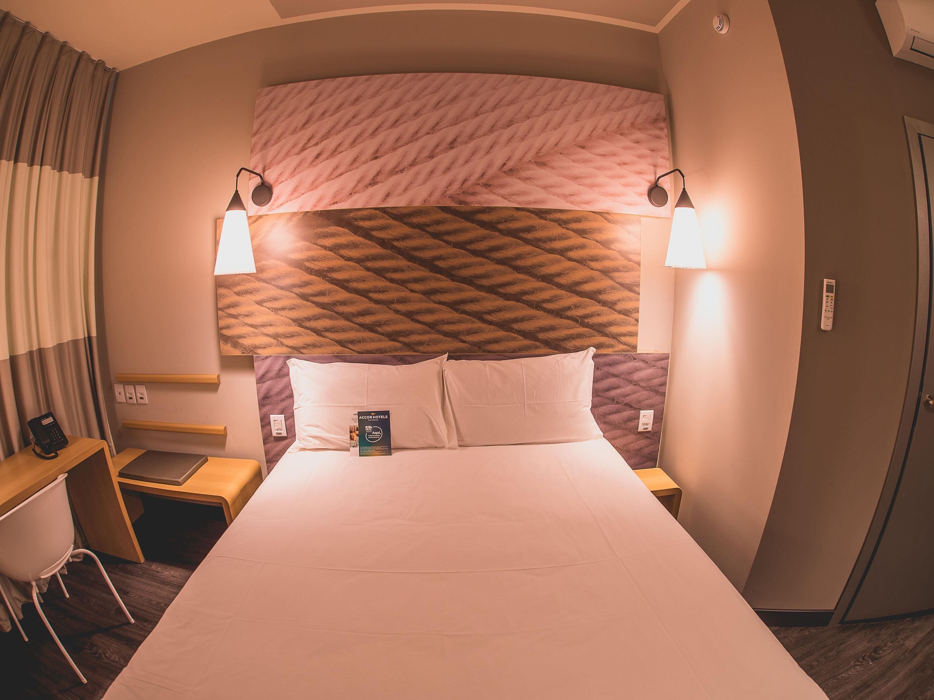 Quarto Standard, 1 cama de casal | Cofre no quarto, secretária, cortinas/cortinados opacos 