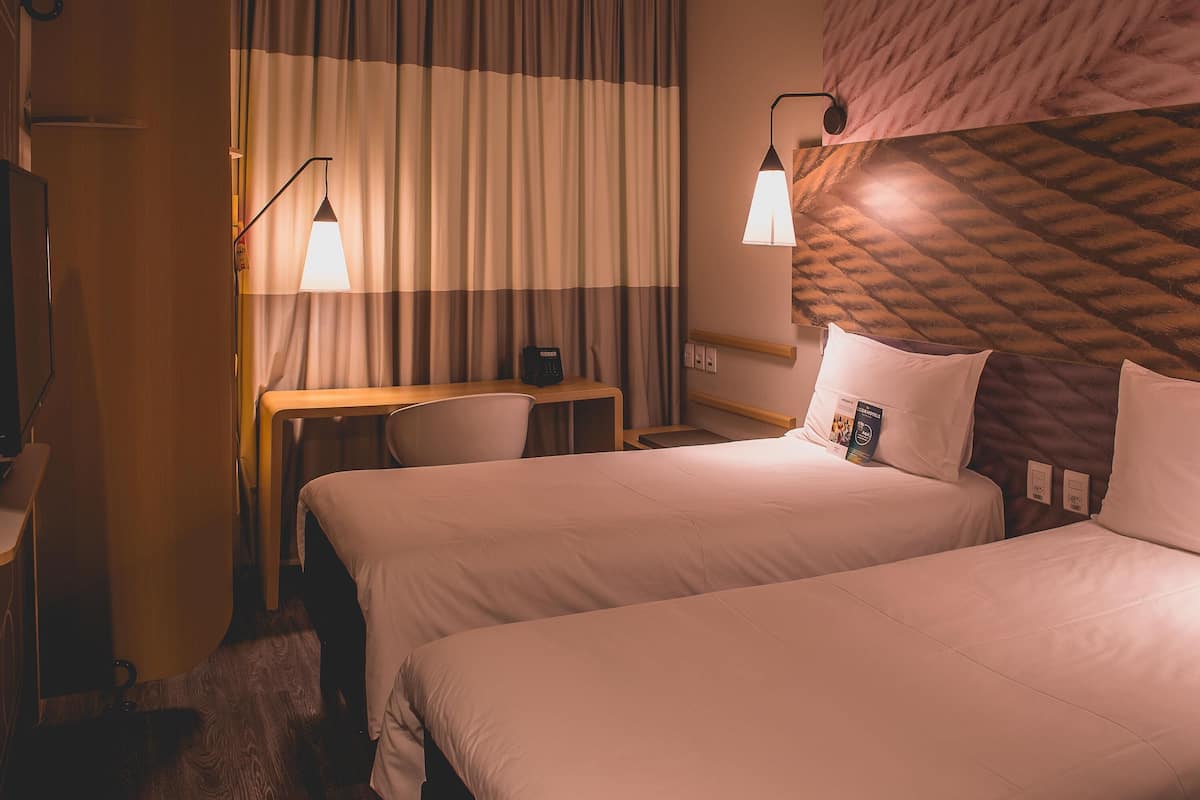 Quarto standard, 2 camas de solteiro | Cofres nos quartos, escrivaninha, cortinas blackout