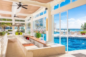 3 bares/lounges, bar molhado, bar ao lado da piscina