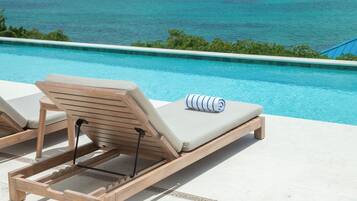 Piscina exterior, guarda-sóis, espreguiçadeiras