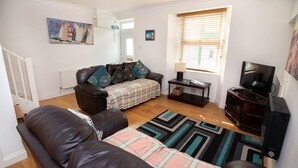 Casa (3 Bedrooms) | Sala de estar | Televisor