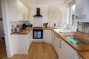 Micro-ondas, fogão, lava-louças, talheres/pratos/utensílios de cozinha