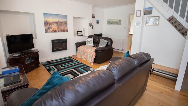 Casa (3 Bedrooms) | Sala de estar | Televisor
