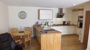 Um micro-ondas, um forno, uma máquina de lavar louça 