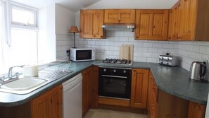 Um micro-ondas, um forno, uma máquina de lavar louça 