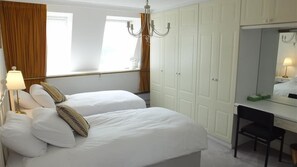 3 quartos, ferros/tábuas de passar roupa, roupa de cama