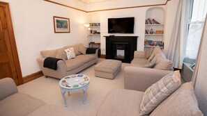 Televisor, lareira, leitor de DVD 