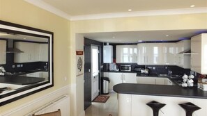 Geladeira, micro-ondas, fogão, lava-louças