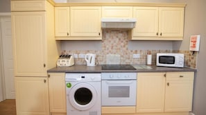 Um frigorífico, um micro-ondas, um forno, uma máquina de lavar louça