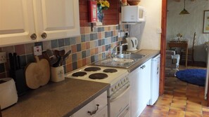 Geladeira grande, micro-ondas, fogão, cooktop